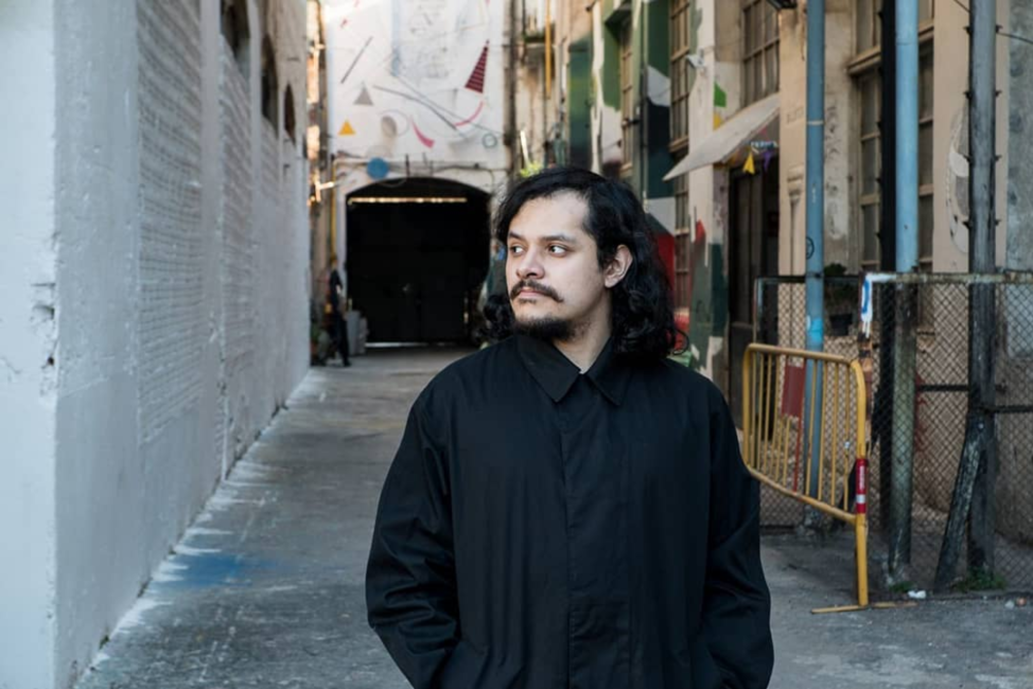 Sob as sedutoras luzes de um pequeno auditório, Filmmaker projetou a ...